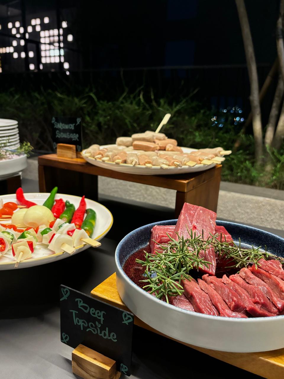 DI ROOFTOP VIVERE HOTEL, ARTOTEL CURATED MENGHADIRKAN BUFFET SIZZLE & SMOKE
